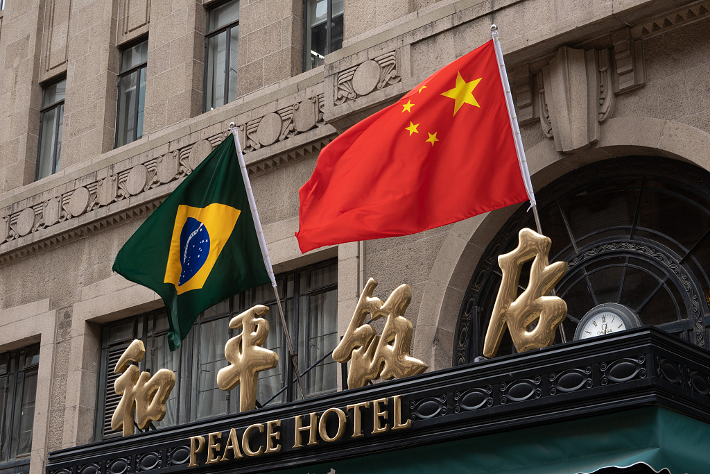 Wang Yi takohet me kryekëshilltarin e posaçëm të presidentit brazilian