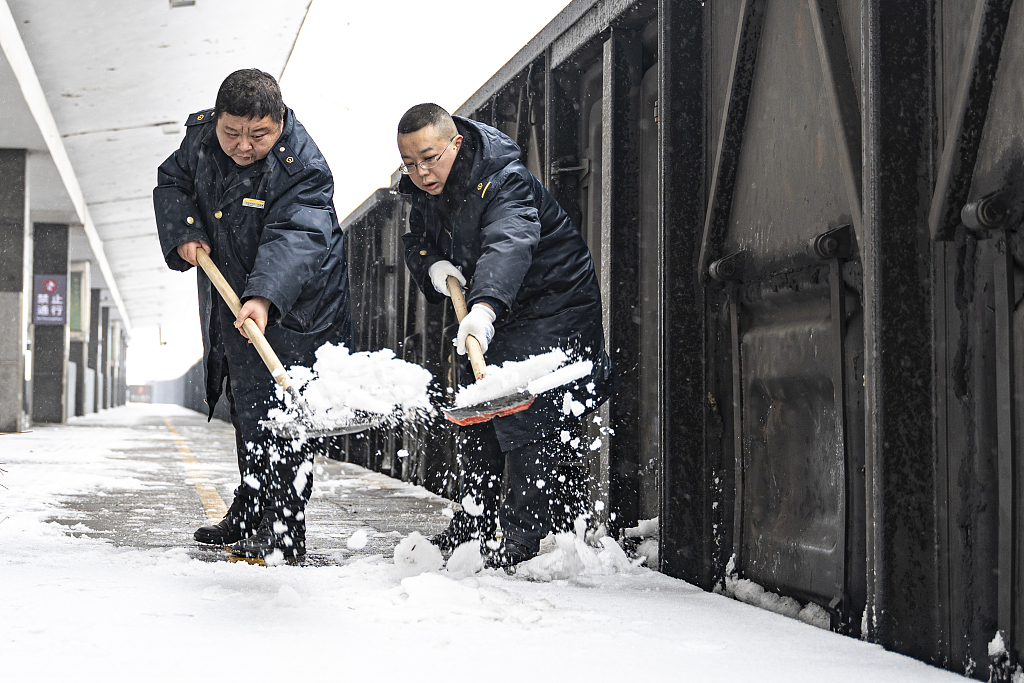 Reshjet e dëborës pengojnë transportin në Kinën qendrore dhe lindore