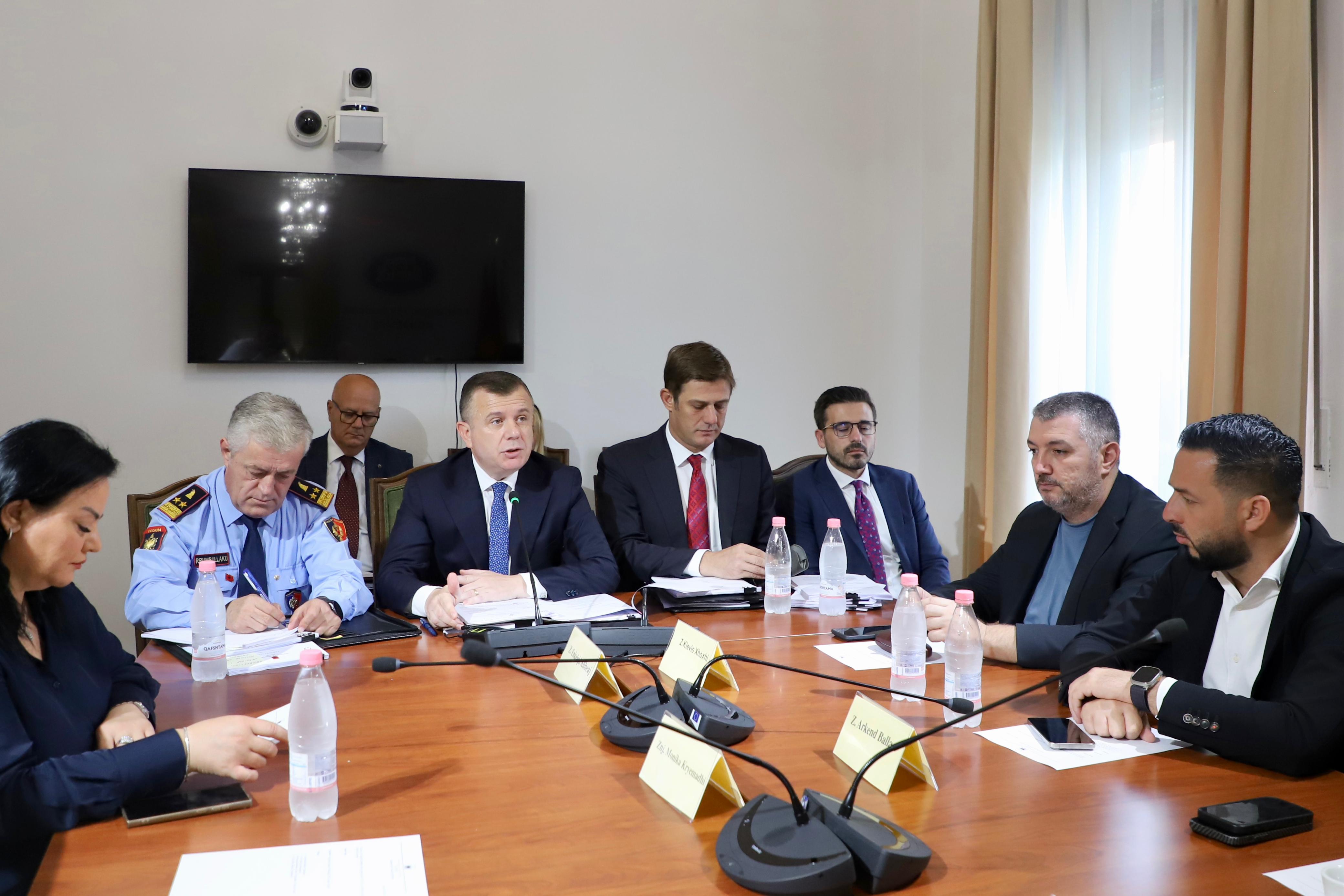 Ministri Balla propozon që efektivët e dalë në pension të kontribuojnë ...